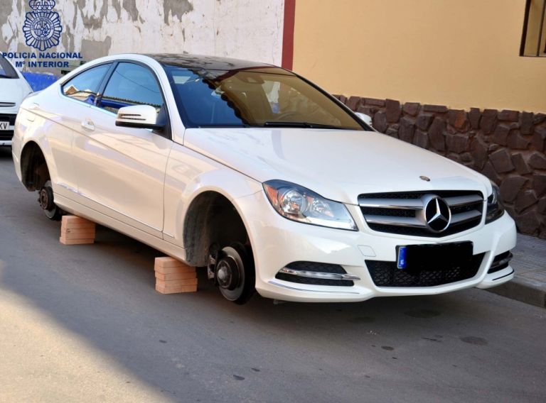 El coche que aparece compuesto, sin ruedas y con un dueño que fue el ...