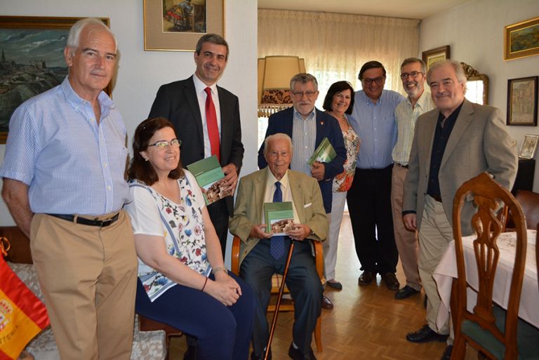 El historiador toledano José Miranda recibe a los 99 años el libro de ...