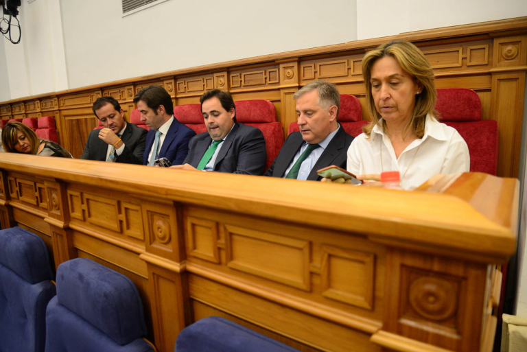 El PP mantiene su hilo argumental de Presupuestos por sillones y ...