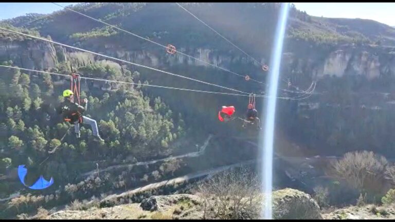 Vídeo | Todo listo para volar a 120 metros de altura en la tirolina de ...
