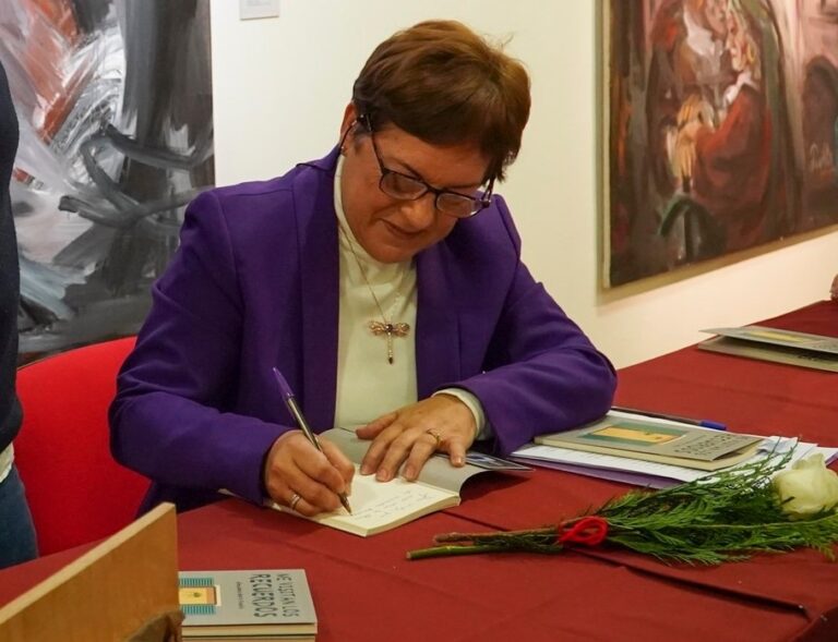 Almudena María Puebla regresa a la poesía con "Me visitan los recuerdos ...