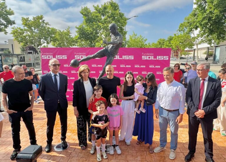 Iniesta visita la escultura en su honor y agradece el reconocimiento ...