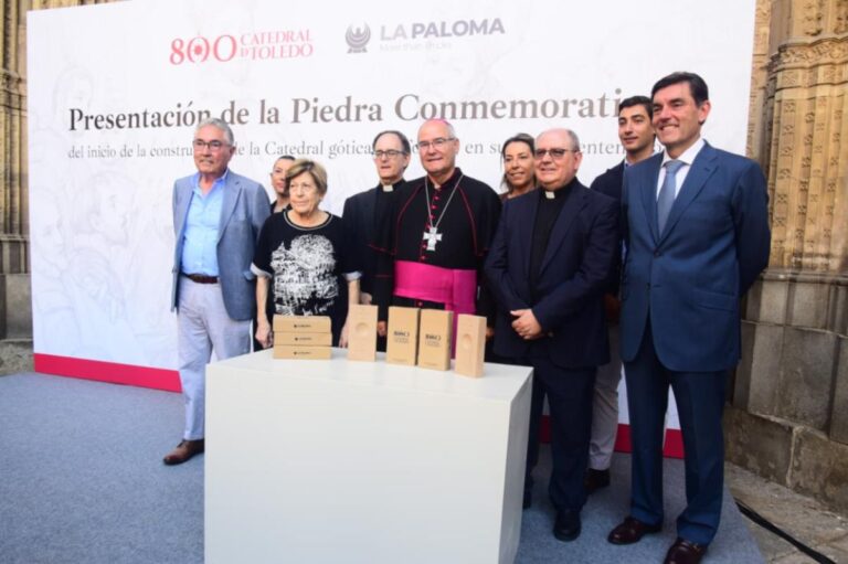 Repartirán gratis 11.000 réplicas de la primera piedra de la Catedral ...